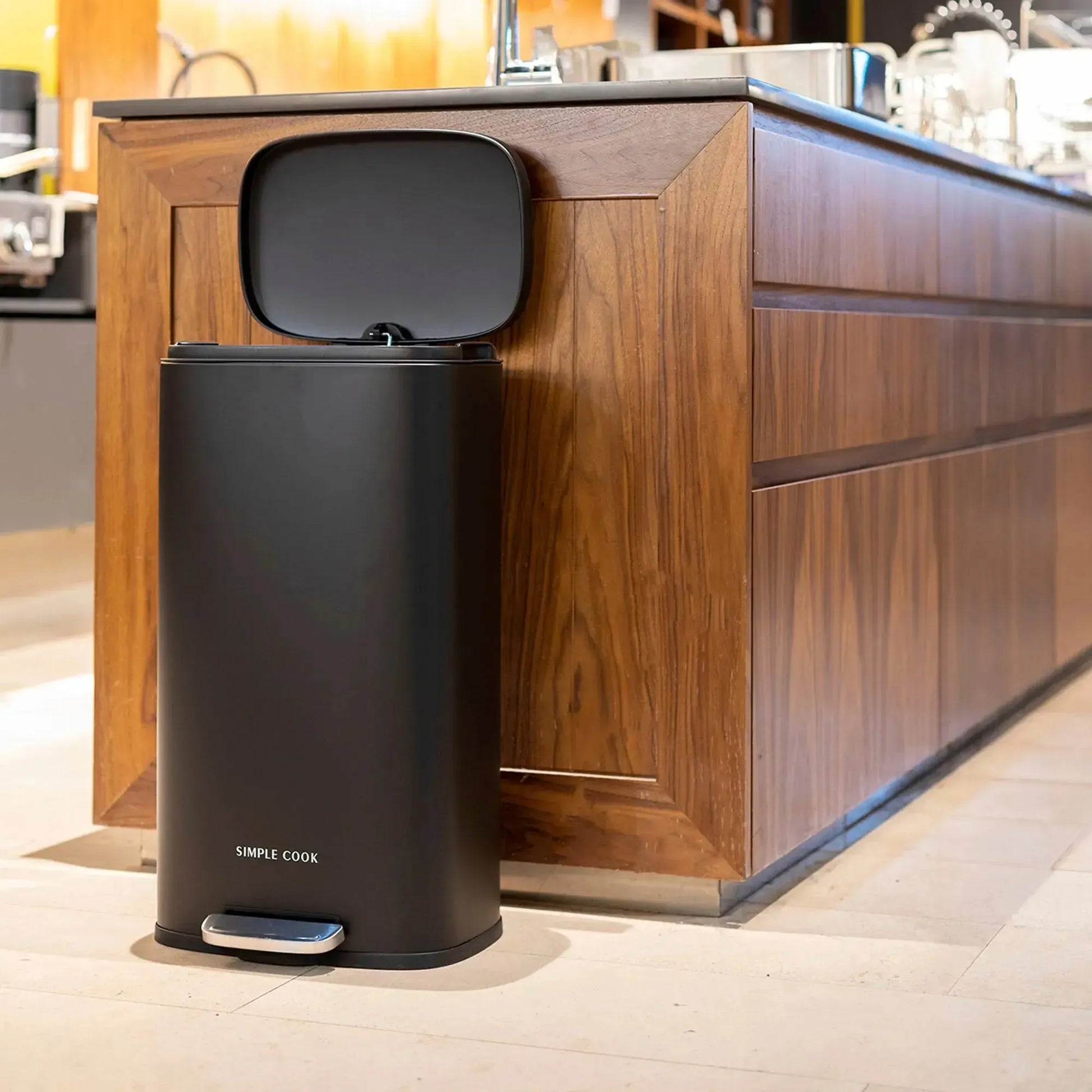 Basurero Con Pedal Negro Mate 30 Lts Simple Cook – Kitchen Center