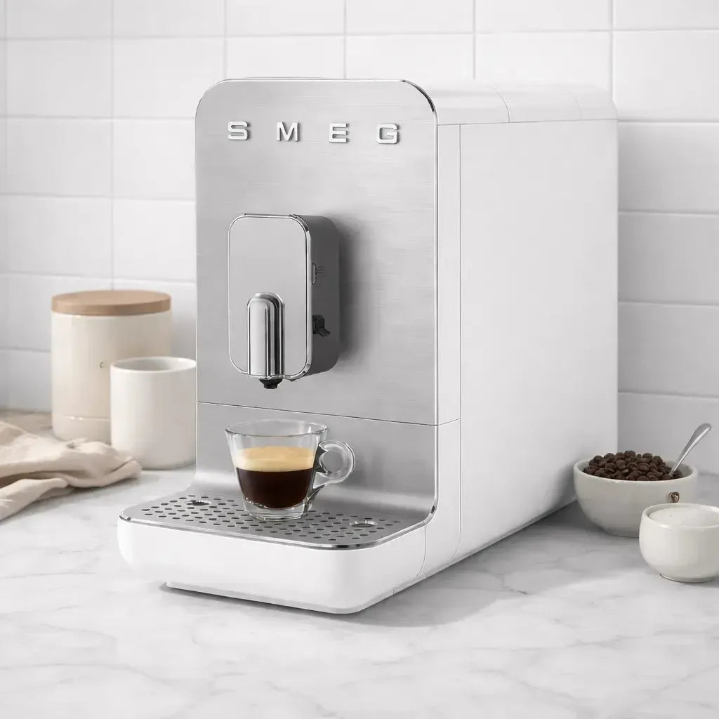 Cafetera Superautomática Smeg BCC13 con Molinillo y Latte – Kitchen Center